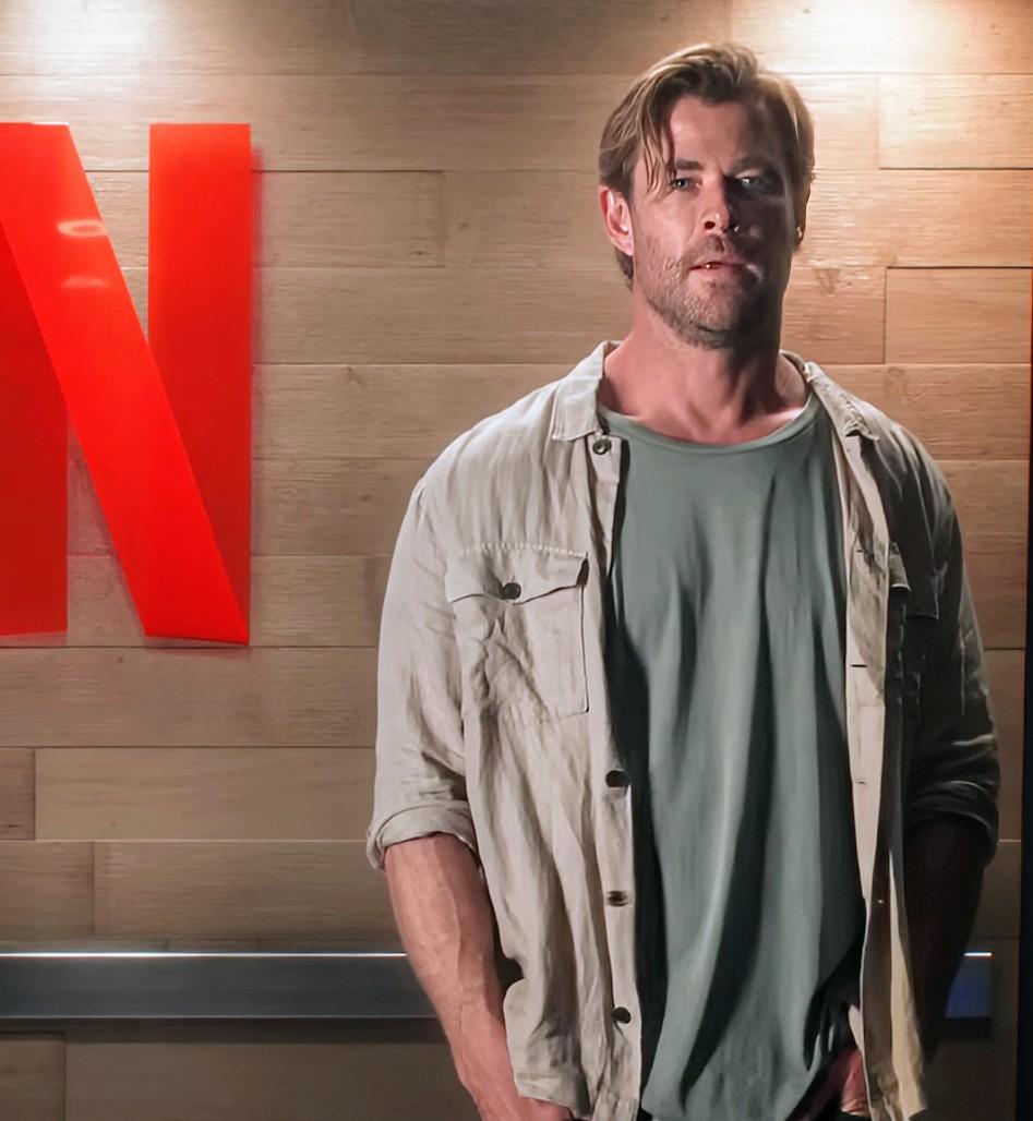 Chris Hemsworth and Arnold Schwarzenegger: Elevator Ride – Nobody Hits ...